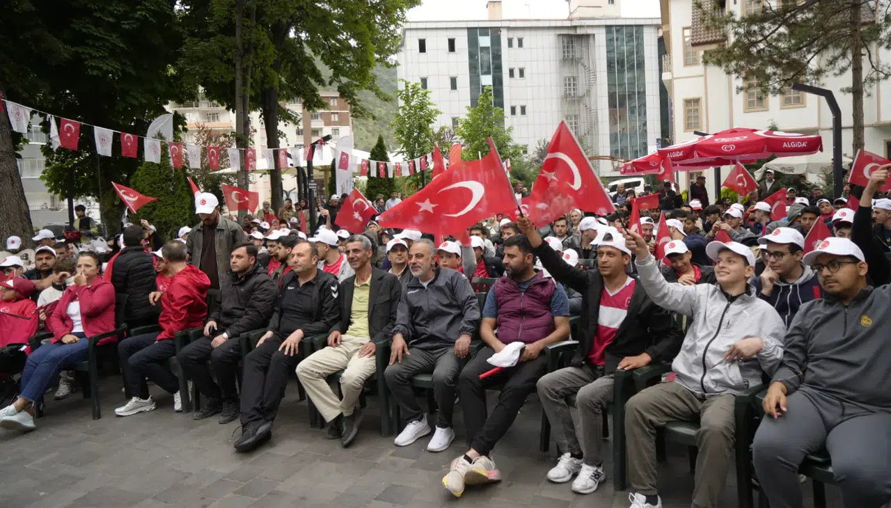 Gümüşhane'de Dünya Kupası heyecanı: Vatandaşlar dev ekran karşısında ...