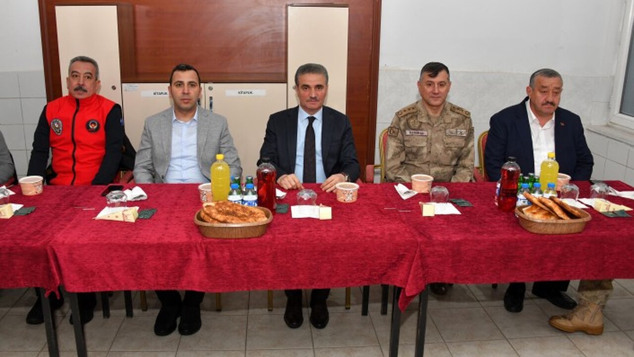 Vali Baruş iftarını Jandarma ve Komando personeliyle yaptı